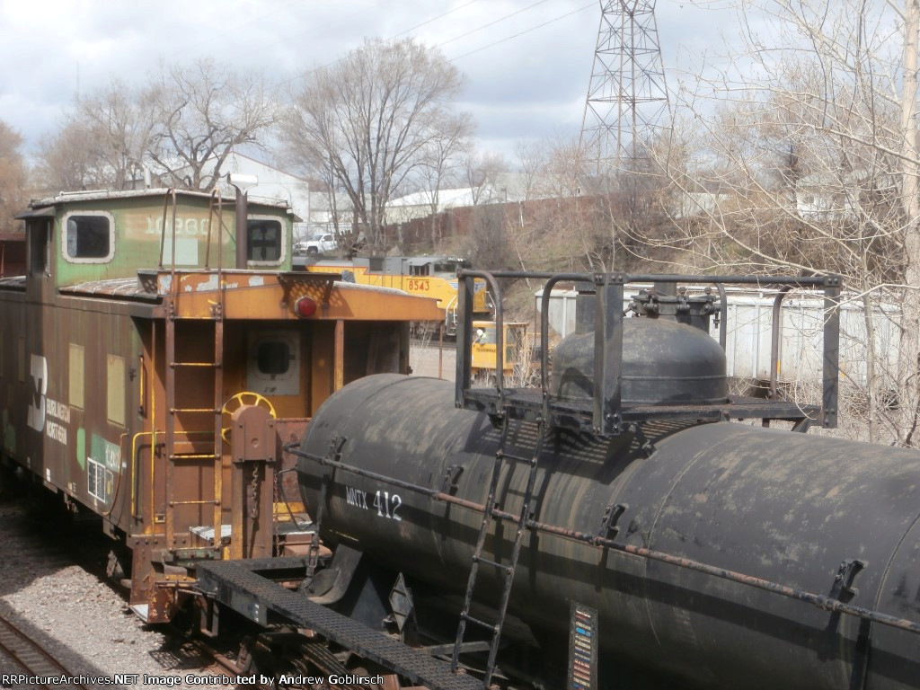 UP 8543 & 2 MNTX Cars